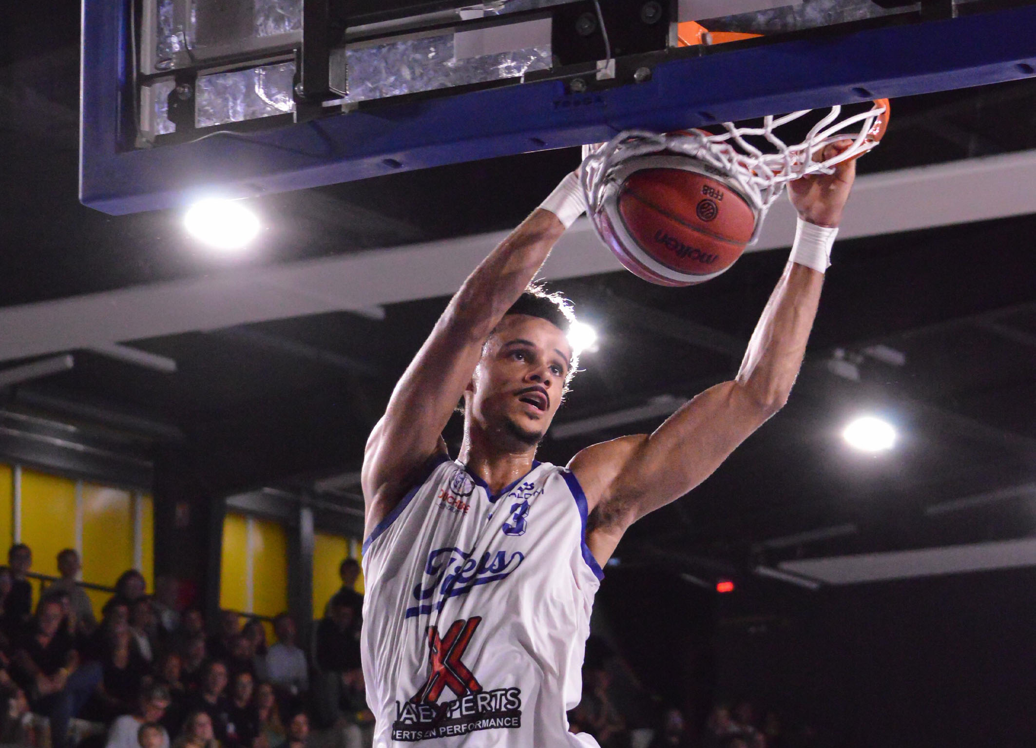 Cameron Valcy pour une première | FFBB